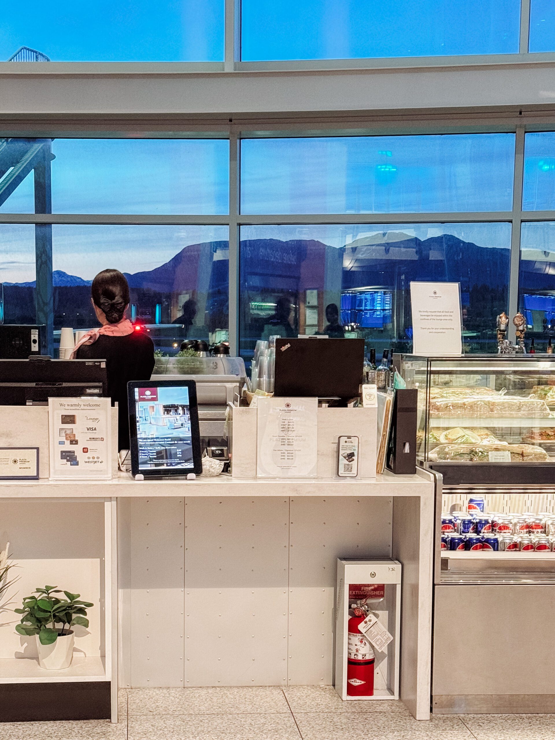 Vancouver Airport Lounge - Plaza Premium Lounge Vancouver is a must ...